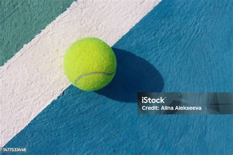 파란색의 하드 테니스 코트에 흰색 선에 테니스 공 플랫 레이 평면도 복사 공간 여름 스포츠 개념입니다 테니스 공이 있는 테니스 코트가 클로즈업됩니다 여름 활동과 활동적인