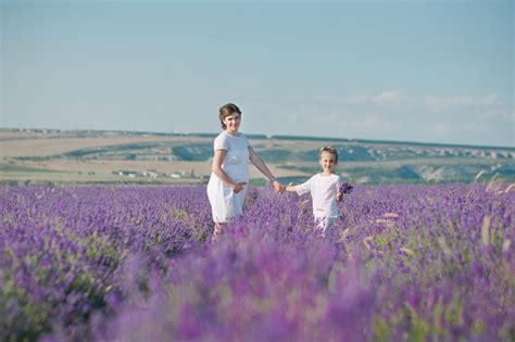 멋진 드레스와 모자에 주말에 라벤더 밭에 걷는 사랑 스러운 딸과 함께 젊은 아름 다운 레이디 어머니 2명에 대한 스톡 사진 및 기타 이미지 Istock
