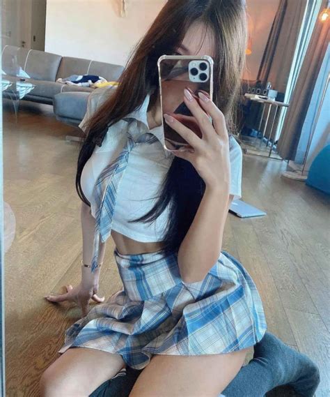 Người đẹp Hàn Quốc Có Style Mặc Sơ Mi Bung Cúc Cá Tính ít Ai Bì