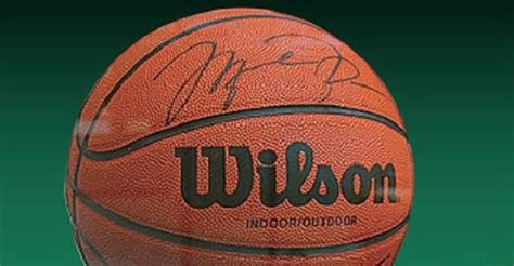 北 김정일 받은 선물 화보 발간…마이클 조던 농구공도 노컷뉴스