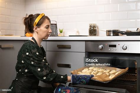 수제 음식 파이 아늑한 부엌에서 피자를 준비하는 여성 취미와 가족 생활 개념 30 34세에 대한 스톡 사진 및 기타 이미지 30 34세 널판지 라트비아 Istock