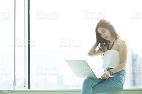 휴식에 사업가입니다 또는 그녀의 태블릿 컴퓨터를 사용 하 여 대학생 소녀는 라이프 스타일의 자에 앉아 컨셉 제품 발표자입니다