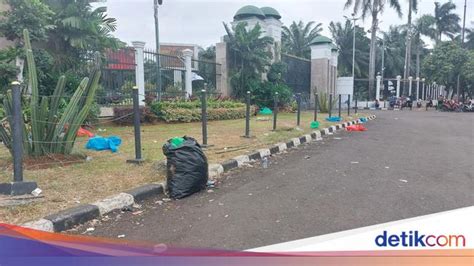 Demo Perangkat Desa Bubar Sampah Berserakan Di Depan Gerbang Dpr