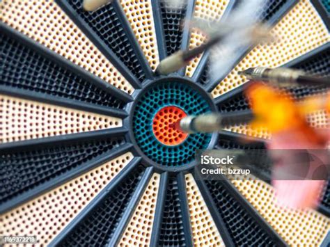 다트보드의 대상 중앙에 부딪히는 다트 화살 의 그림 마케팅 성공에 대한 개념 비즈니스 목표 비즈니스 목표 또는 목표 성공 및 승자 개념 성공과 위험 관리 겨냥에 대한 스톡