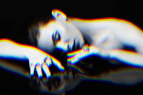 Rgb 색상 분할 효과 스타일로 손가락에 멋진 반지를 가진 아름다운 여성의 스튜디오 초상화 18 19세에 대한 스톡 사진 및 기타 이미지 18 19세 3차원 형태