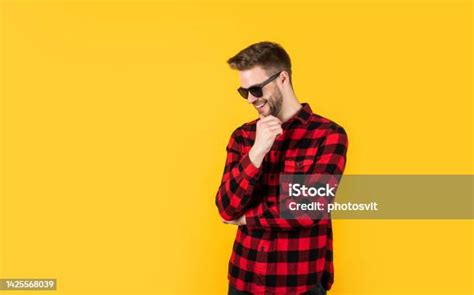 셔츠와 안경을 쓰고 서 있는 잘 생긴 자신감 있는 청년 행복한 남자는 웃고있다 셔츠를 입은 세련된 잘 생긴 남자의 초상화 체크