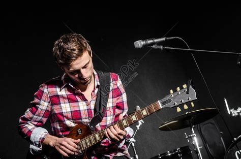 콘서트에서 기타를 치는 남자 사진 무료 다운로드 Lovepik