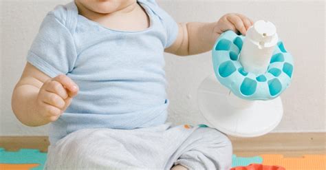 실내 가정 생활 개발 교육 귀여운 남자 아기 노는 시간 놀이 다채로운 매트 두바이 라이프스타일 바닥 발달적 놀이 사랑스러운 수직 쐈어 실내