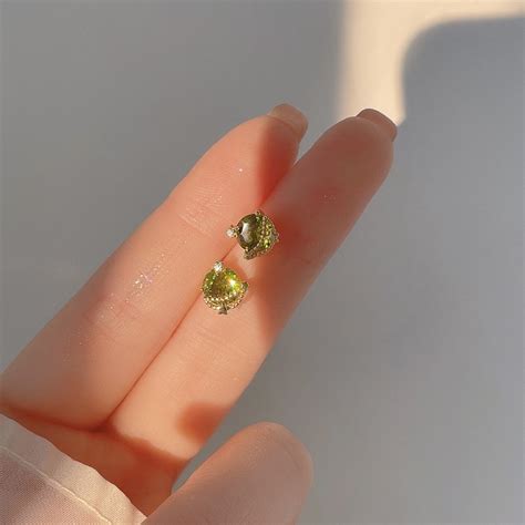 韓 氣質 輕巧 金色 綠寶石 鋯石 水鑽 星球 造型 S925抗敏感 耳針 耳環可改耳夾 蝦皮購物