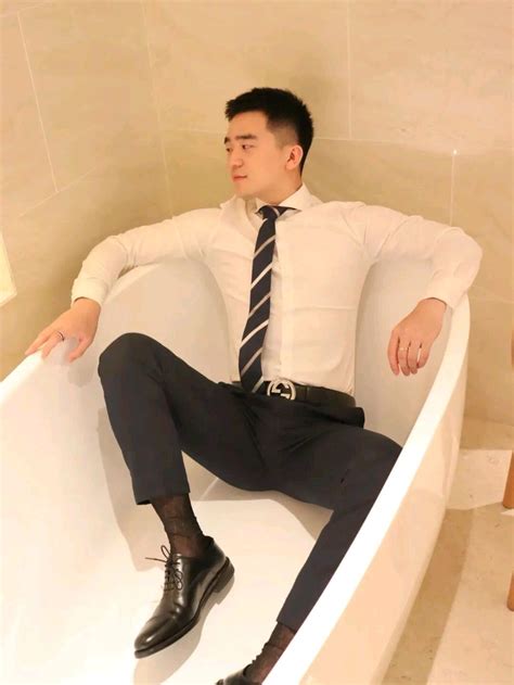 皮鞋黑袜正装帅哥，露出内裤边的时候真的太欲了！ 哔哩哔哩