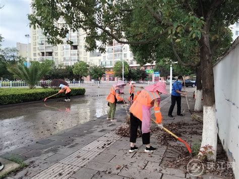 沾益区环卫工人及时清理雨后积水淤泥 曲靖珠江网