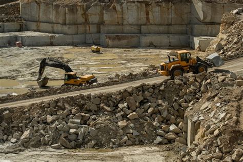 기계가 있는 건물 장소에 대해 좁은 길을 따라 이동하는 트랙터 사진 Unsplash의 도로 건설 이미지