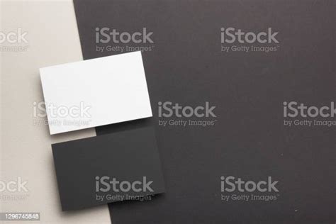 검은 나무 배경에 명함 비어 있습니다 기업 문구류 브랜딩 모의 크리에이티브 디자이너 데스크 플랫 레이 텍스트 공간 복사 0명에 대한 스톡 사진 및 기타 이미지 Istock