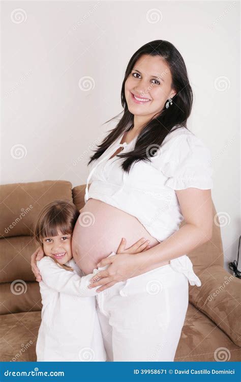 Portret Van Zwangere Vrouw Met Haar Dochter Stock Afbeelding Image Of