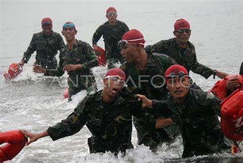 LOMBA RENANG MARINIR ANTARA Foto