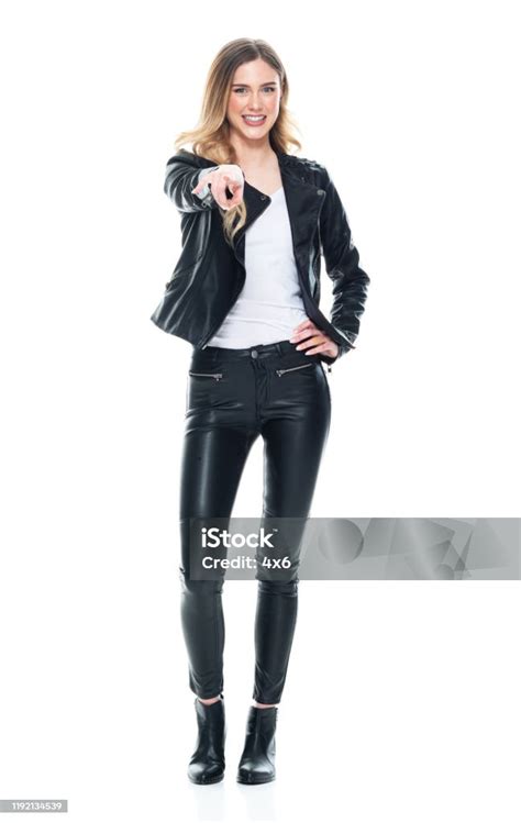 전체 길이 정면 보기 카메라 1 인용 2029세 성인 아름다운 금발 머리 긴 머리 코 카 서 스 세대 Z 여성 젊은 여성 서 서 가죽 재킷 바지 부츠 티셔츠 셔츠 를