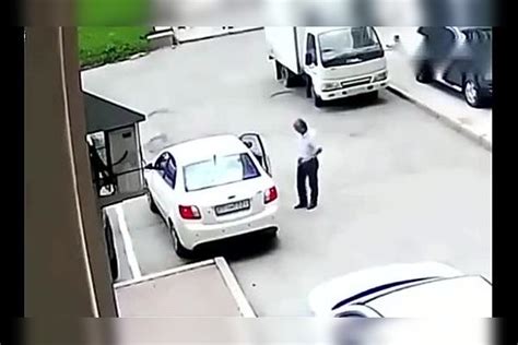马路边女司机正在倒车，旁边男子发现不对劲，监控拍下可怕一幕！