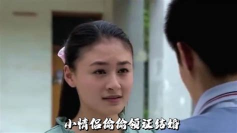 小情侣偷偷领证结婚，俩父亲冲到登记处阻止，工作人员给力把章盖上 腾讯新闻