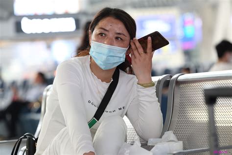 裸足全身简约白衣装轻熟妇脱掉细跟黑色高跟商务鞋露超性感原味美脚脚底略带死皮特原味动作相当精彩131张 Abcjp原创