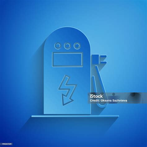 종이 잘라 전기 자동차 충전 스테이션 아이콘 파란색 배경에 격리 에코 전기 연료 펌프 기호입니다 종이 아트 스타일입니다 벡터 일러스트레이션 0명에 대한 스톡 벡터 아트 및