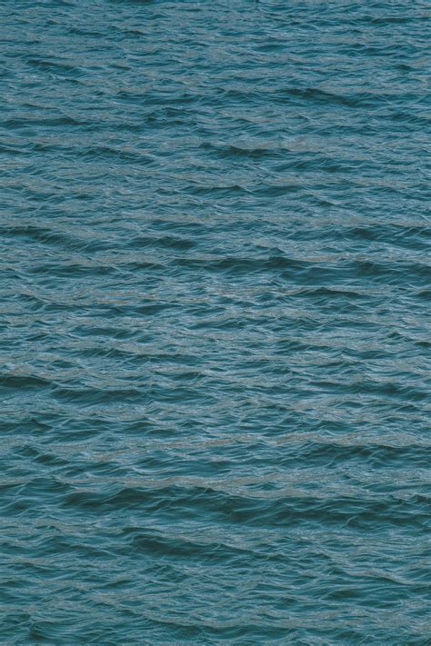 가벼운 경치 경치가 좋은 고독 고르지 않은 고요한 광활한 깊이 끝이 없는 목가적인 물 물결 모양 바다 바다 경치 바다의 반사 배경을 흐리게