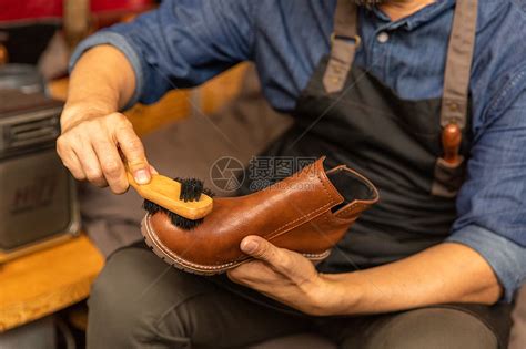 男性鞋匠保养护理皮鞋高清图片下载 正版图片501674339 摄图网