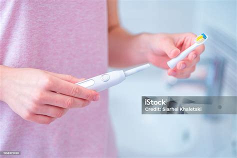 집에서 화장실에서 초음파 전동 칫솔을 사용하여 양치질 구강 위생 치아 및 잇몸 건강 전기 칫솔에 대한 스톡 사진 및 기타 이미지 전기 칫솔 청소하기 입 Istock