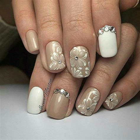 Новорічний манікюр бежевий 59 фото