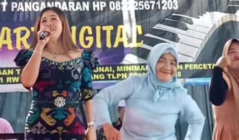 Heboh Goyangan Nenek Ini Lincah Di Atas Panggung Netizen Emaknya Siapa Lambeturah Official
