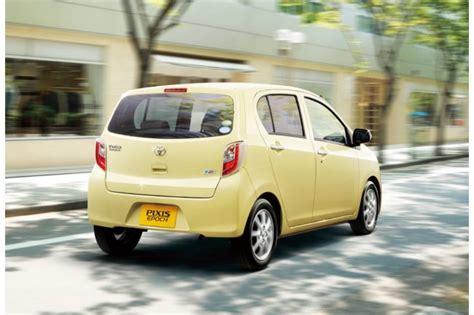 新車99万円で「4人」乗れる！ トヨタの「爆安コンパクト軽」がコスパ凄い 「エアコン」「キーレス」に安全機能も装備！ 究極の高コスパ車「ピクシス エポック」のスゴさとは くるまのニュース