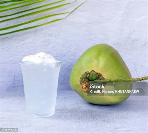 흰색 배경에 플라스틱 유리와 코코넛에 얼음 코코넛 물 음료 0명에 대한 스톡 사진 및 기타 이미지 0명 갈색 과일