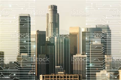 로스 앤젤레스 도시 고층 빌딩 배경에 추상적 인 가상 회로 홀로그램의 이중 노출 연구 및 개발 하드웨어 개념 인공지능에 대한