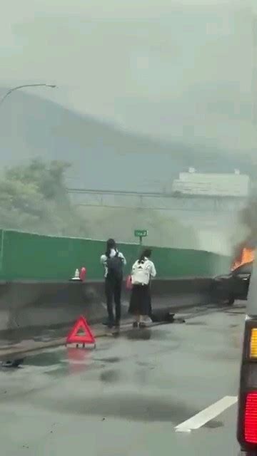 國道一號158K處火燒車駕駛棄車驚險逃生 爆料公社