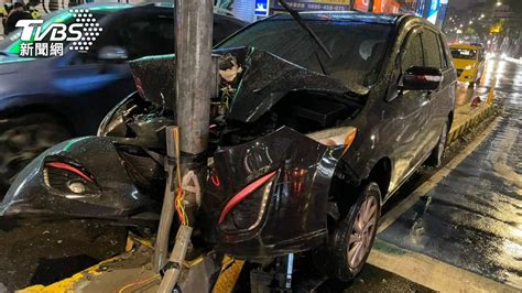 沒注意！女駕駛開上分隔道撞號誌桿 車頭變「m字型」