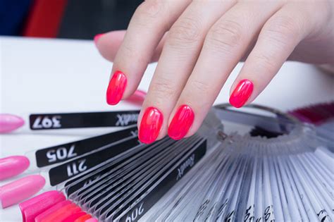 아름 다운 자연 손톱입니다 매니큐어를 청소 하 고 네일 아트 여자의 손 네일아트에 대한 스톡 사진 및 기타 이미지 네일아트 매니큐어 미용술 매니큐어 화장품 Istock