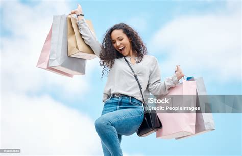 도시 쇼핑 소매 판매 및 패션 거래를 가진 여성 럭셔리 할인에 흥분하고 파리의 푸른 하늘에 있는 디자이너 시장에 대해 행복합니다 부자 부자 여름에 가방과 미소를 가진 어린