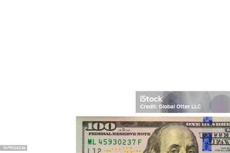 파란색 위조 방지 밴드 프랭클린의 얼굴 일부 흰색 배경에 격리된 복사 공간을 보여주는 현대 Usd 100달러 지폐의 일부 세부 사항 클로즈업 100 달러 지폐 미국 지폐