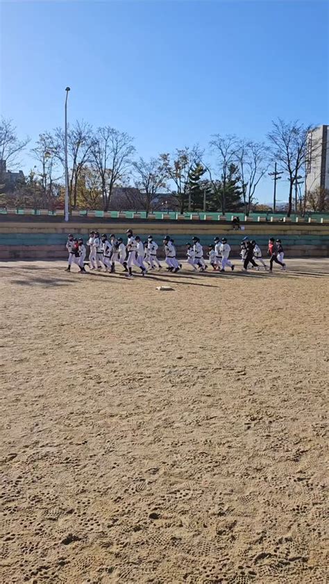 위드스포츠 ⚽️ 축구 Class ️ 오늘은 고깔을 이용하여 S자 드리블 훈련을 해보았습니다 일직선으로 드리블하는 것보다 고깔 장애물을 통과하며 S자 드리블