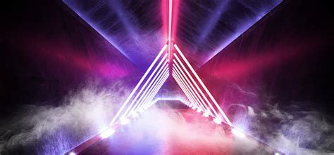 연기 안개 어두운 빈 공상 과학 Fi 미래 지향적 인 배경 긴 차고 지 하 현대 갱도 복도 우주선 빛나는 네온 레이저 활기찬 파란 자주색 삼각형 모양 3d 렌더링 0명에