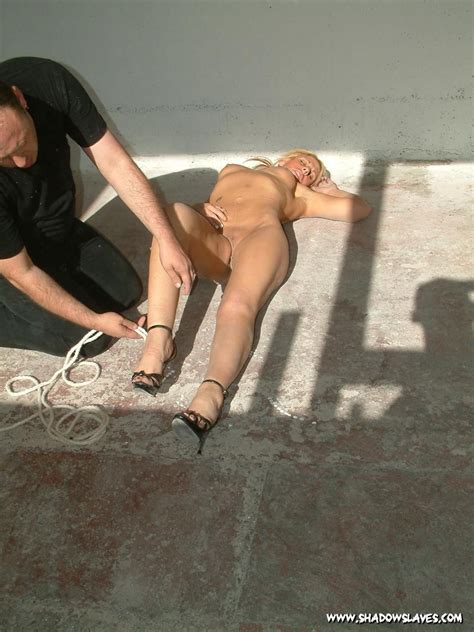 Leggy Blonde Sklavin Ist Gefesselt Und Geknebelt In Den Staub Porno Bilder Sex Fotos Xxx