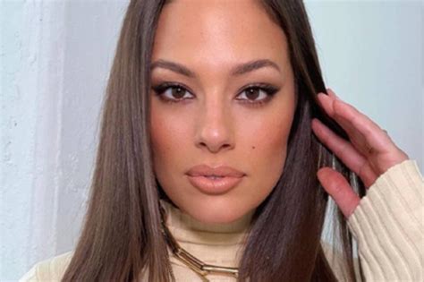 Plus Size модель Грем наділа мініспідницю для світського виходу Звезды стиль и здоровье