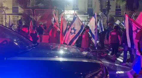 Bar Peleg On Twitter קבוצה של עשרות מפגינים נכנסו לשטח תחנת משטרת גלילות הערב המפגינים מוחים
