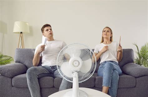 夏日炎热的一对年轻夫妇坐在沙发上，带电扇 库存照片 图片 包括有 平面 家庭 系列 风扇 刷新 248510024
