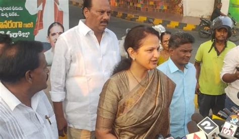 Andhra 37 Years After His Murder Vangaveeti Rangas Daughter Asha