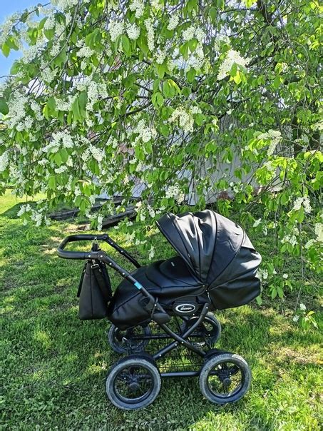 Коляска марки Aroteam из эко кожи универсальная 3 в 1 цвет черный Классическая коляска