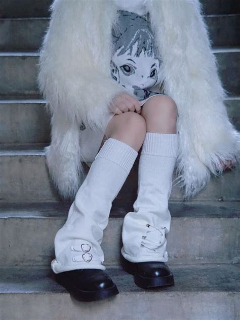 Heart Shaped Buckles And Pins Decorated White Knitted Leg Warmers