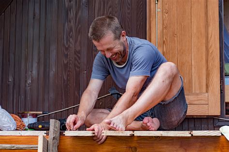 나무 기둥에 새로운 판자를 고정 하는 휴일 집 발코니를 개조 하는 남자 목수에 대한 스톡 사진 및 기타 이미지 목수 리노베이션 목공 Istock