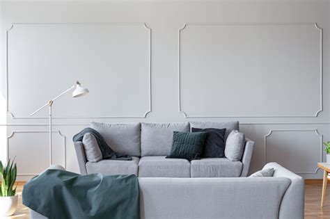 거실 인테리어에 회색 벽에 램프 옆 베개와 회색 소파의 실제 사진 빈 벽 그래픽 0명에 대한 스톡 사진 및 기타 이미지 0명