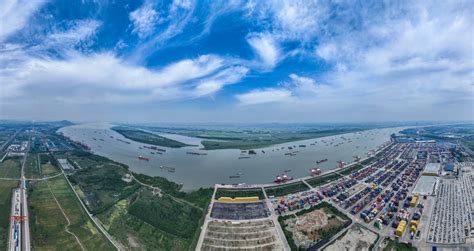 南京港龙潭集装箱码头 船来船往吞吐忙 江苏国际在线