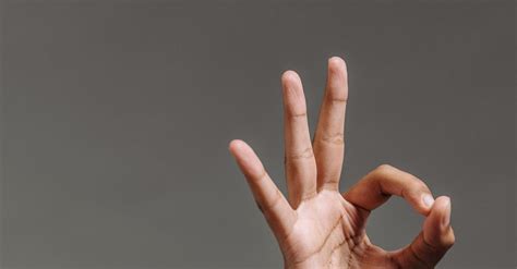 오케이 손 제스처를 하는 사람 · 무료 스톡 사진